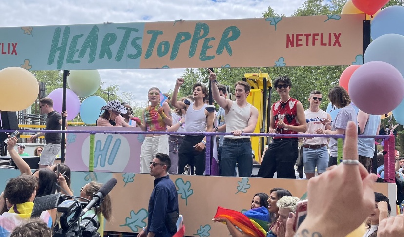 “Heartstopper” Cast Gives Homophobic Protesters The Middle Finger ...